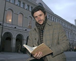 El actor Diego Martín lee poemas de su abuelo Martín Abril en el Teatro ...